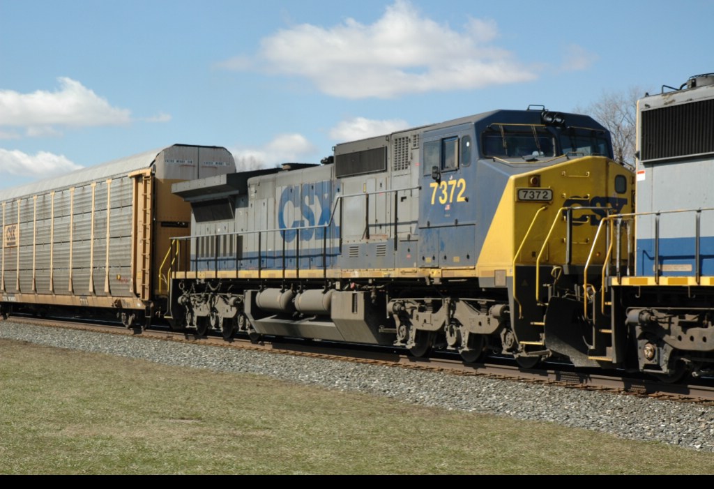 CSX 7372, East on CSX